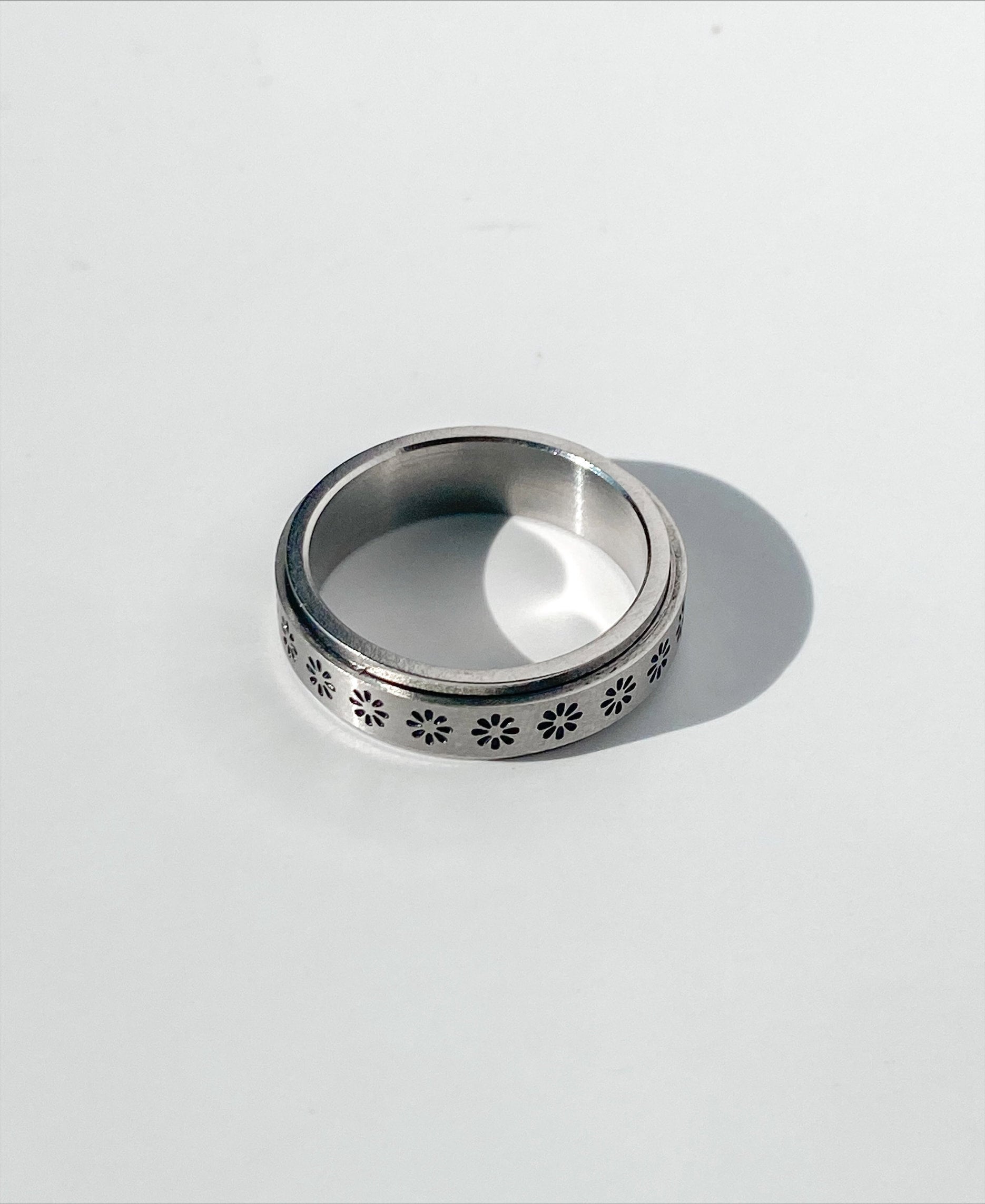 Daisy Spinner Ring | Calming Co Anxiety Rings